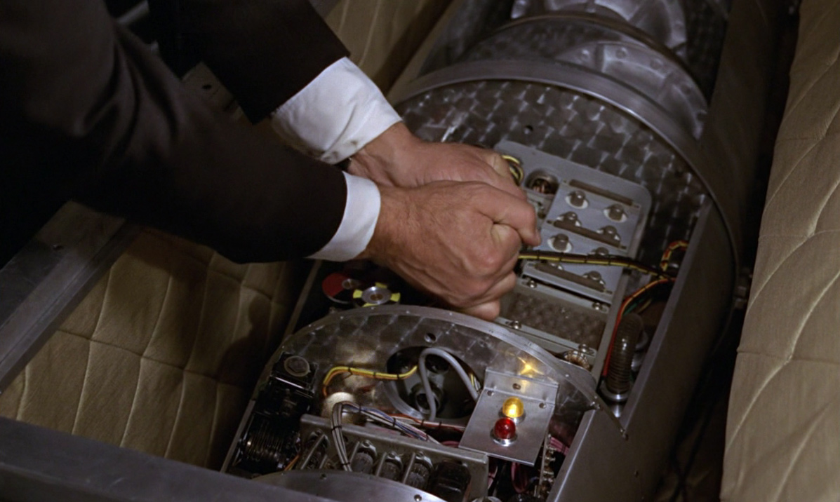 Having fun with the 007 movie Goldfinger (1964) – Metallicman